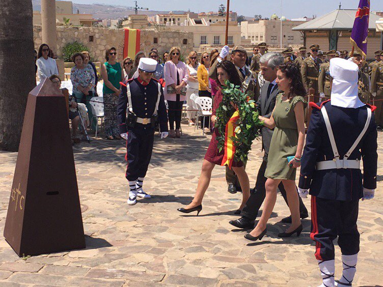 María y Laura Lara portando la corona de laurel con Adolfo Suárez ...
